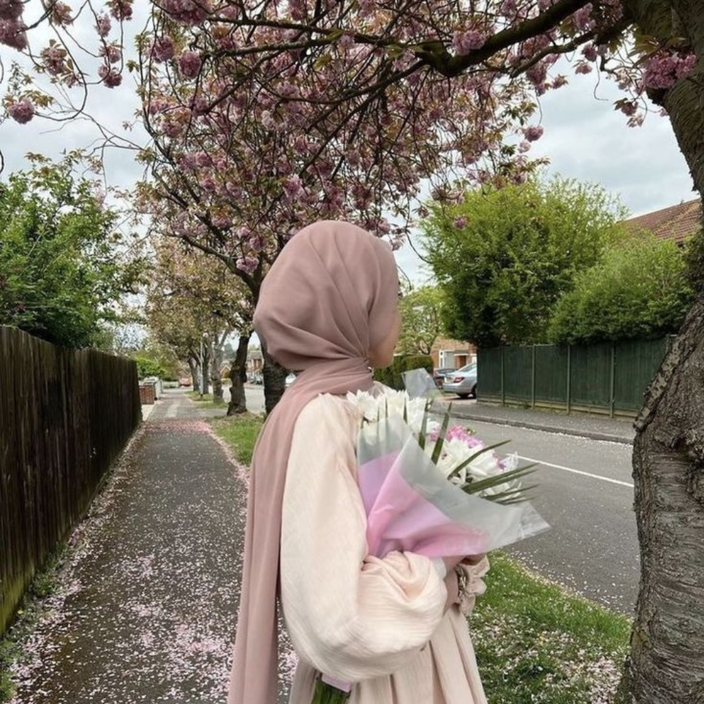 Colorful Expressions: Redefining the Traditional Abaya – VITABAYA